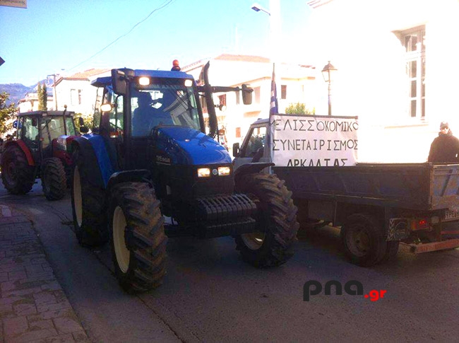 Οι αγρότες πήραν τα τρακτέρ και μπήκαν στην πόλη της Τρίπολης ...