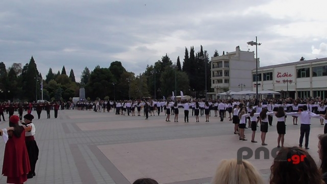 Παραδοσιακοί χοροί για την 28η Οκτωβρίου στην πλατεία Άρεως στην ...