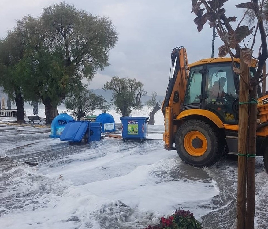Ζημιές στην παραλία της Καλαμάτας - Έκλεισε η παραλιακή οδός Ναυαρίνου ...