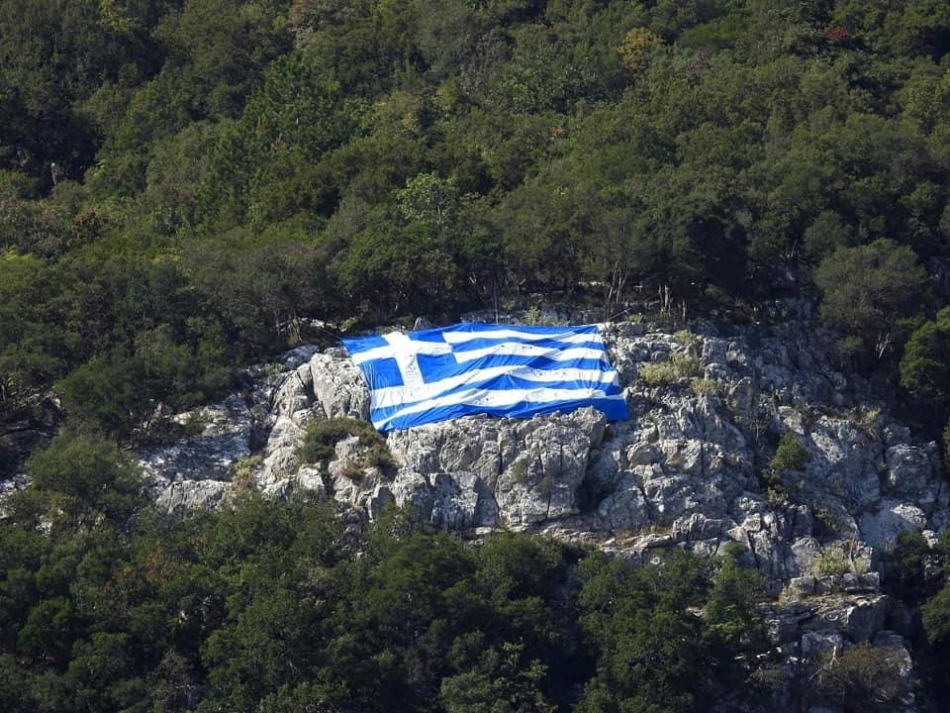 Η μεγαλύτερη ελληνική σημαία της Πελοποννήσου τοποθετήθηκε στο Καστόρι ...