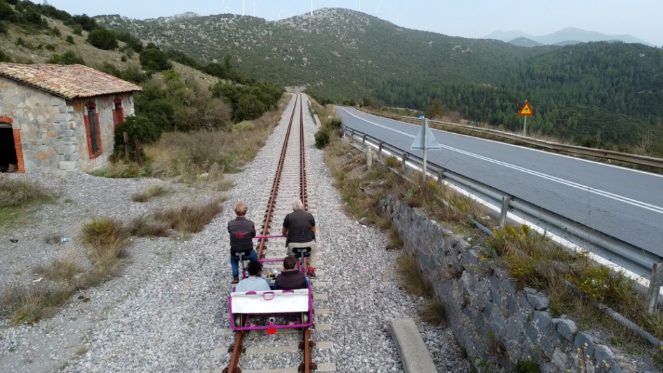 Το ποδήλατο μπήκε στις γραμμές του τρένου στην Αρκαδία | Η πρώτη βόλτα ...